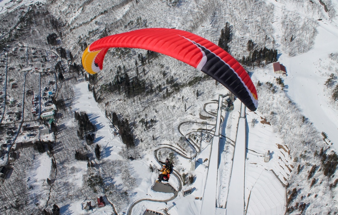 「タンデムフライトコース（スノーシーズン）」の体験ギフト。スカイブルー八方尾根パラグライダースクール（ランディング場・受付） 所要時間：60分 ...